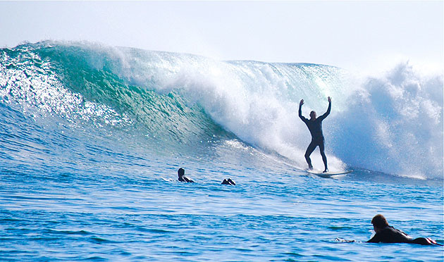 Swell Surf | Photo of the Day | Noozhawk