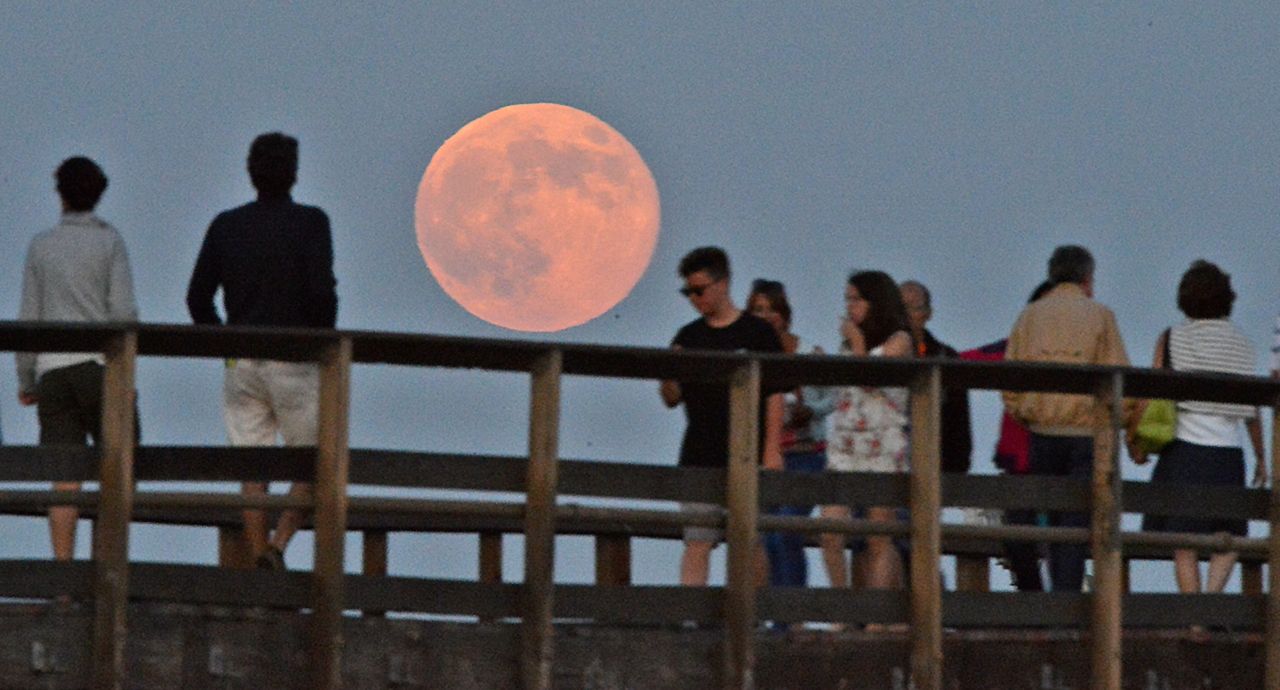 Clear Skies Give Santa Barbara a Full Look at Biggest Super Moon of the ...