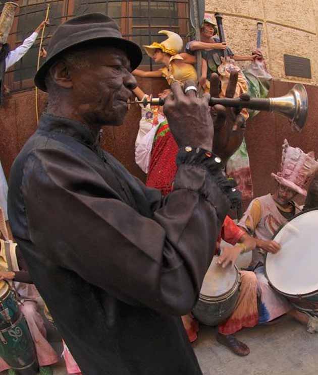 Street Performers in Havana, Cuba | Photo of the Day | Noozhawk