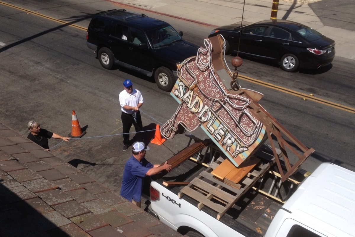 Jedlicka’s Iconic Saddle Sign’s Off from Atop Now-Closed Western Wear ...