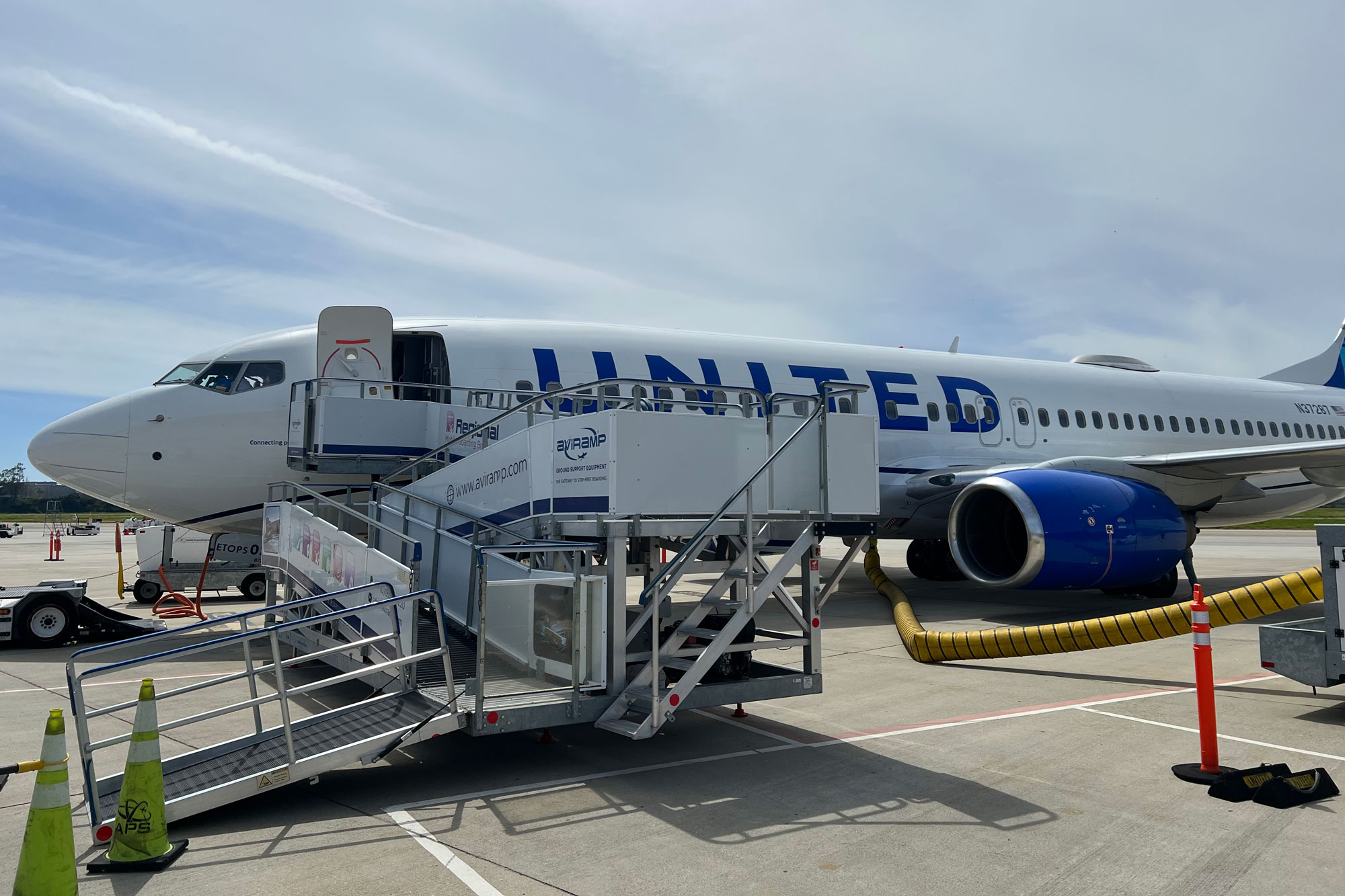 United 737 Jetliner Blows Tire Landing at Santa Barbara Airport | Local ...